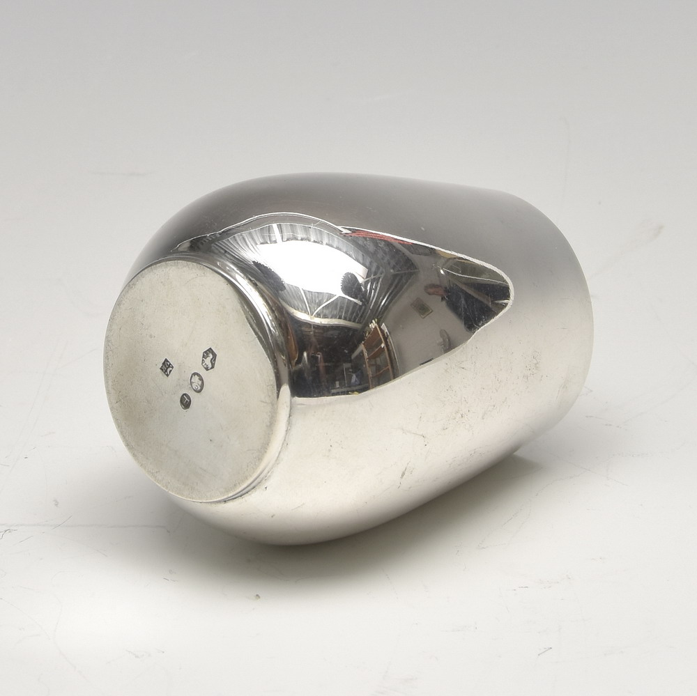 Silver spoon vase, executed by van - Auktionen & Preisarchiv