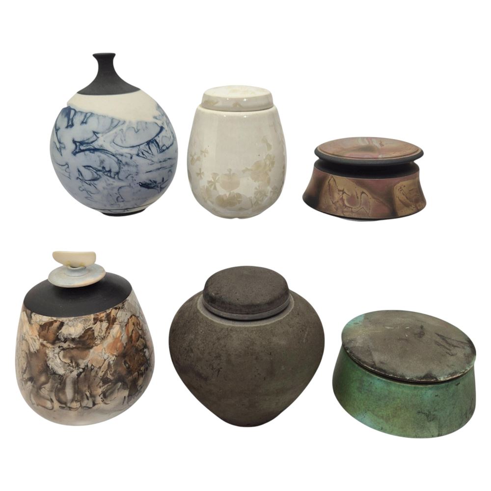 Lot with Dutch ceramics (6x) Two raku - Auktionen & Preisarchiv